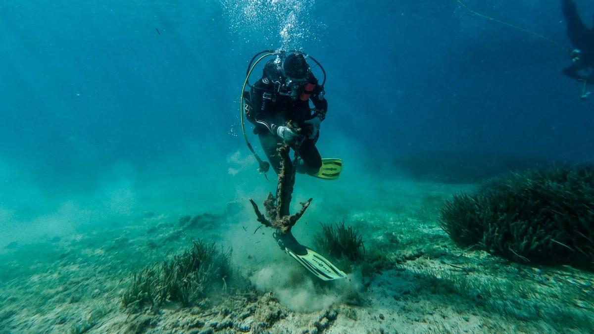 ℹ Ojos científicos bajo el mar, cuenta con buzos técnicos